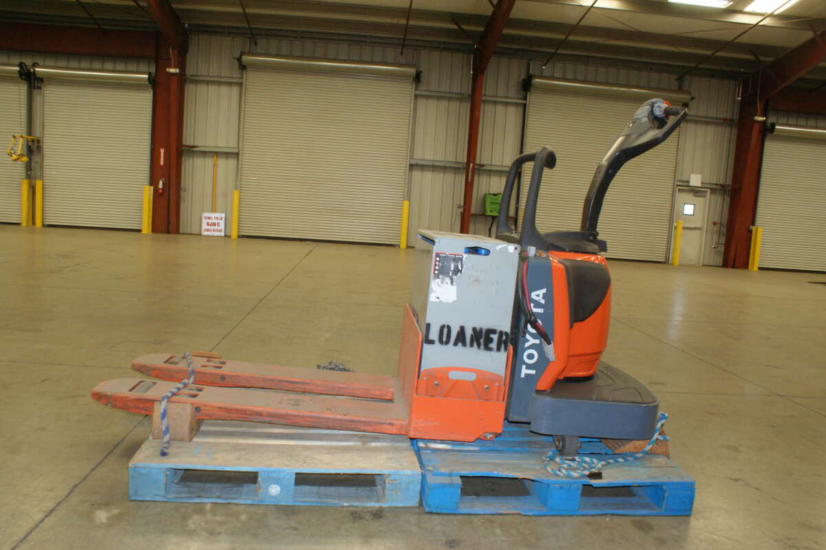 Toyota End-Controlled Rider pallet jack | RDS Logistics Group